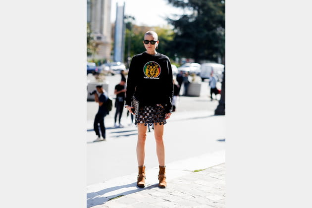 Dree Hemingway en jupe et sweatshirt noir imprimé Paco Rabanne