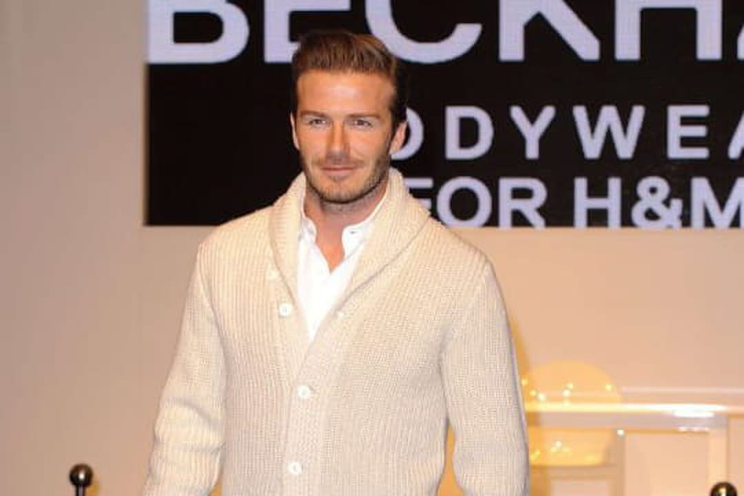 David Beckham en cardigan épais crème et jean délavé