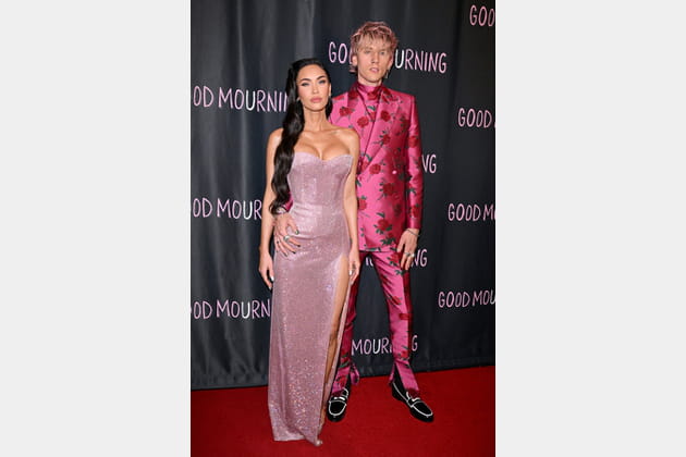Megan Fox et Machine Gun Kelly en robe corset rose brillante et en ...