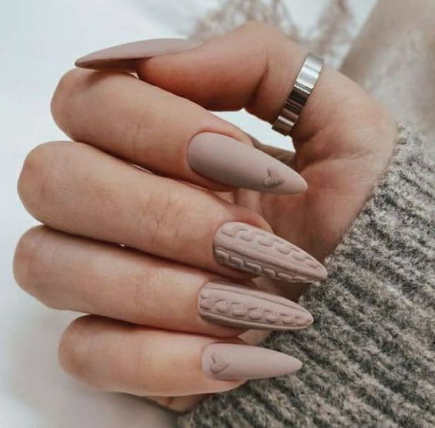 Nail art ongles effet pull nude