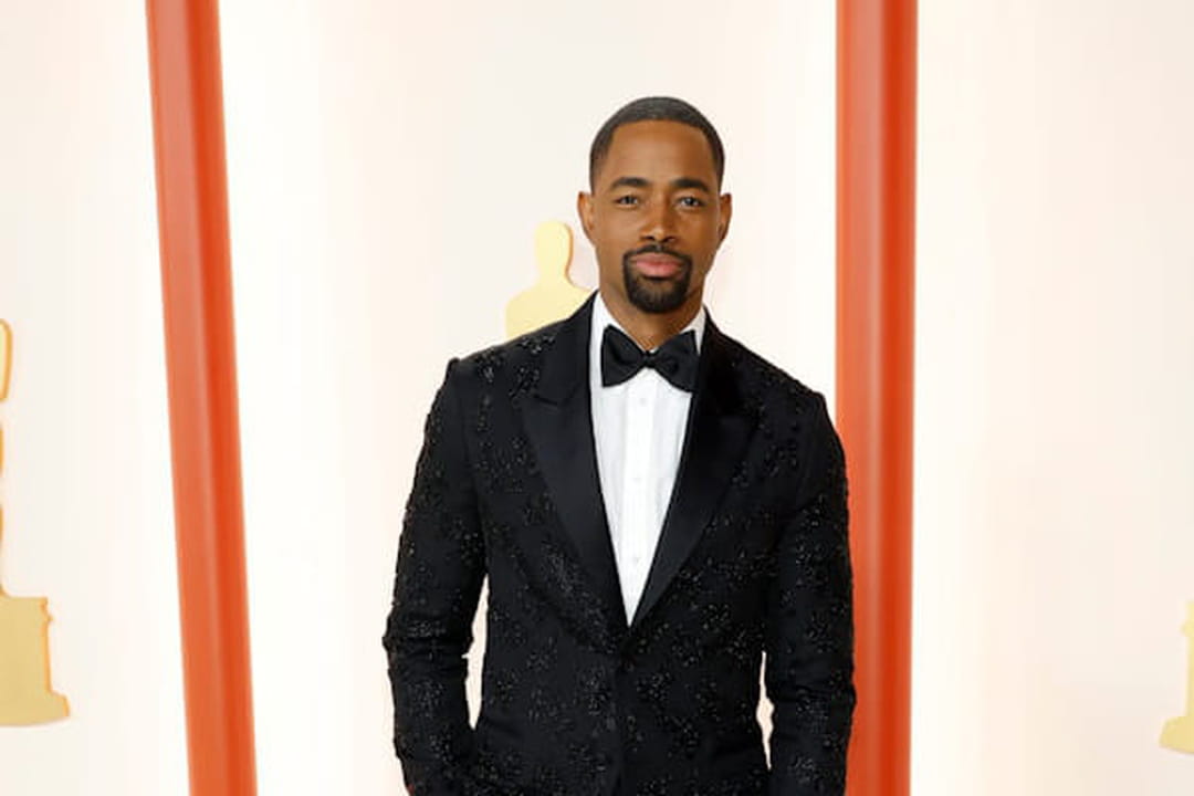Jay Ellis en costume noir et nœud papillon Fendi