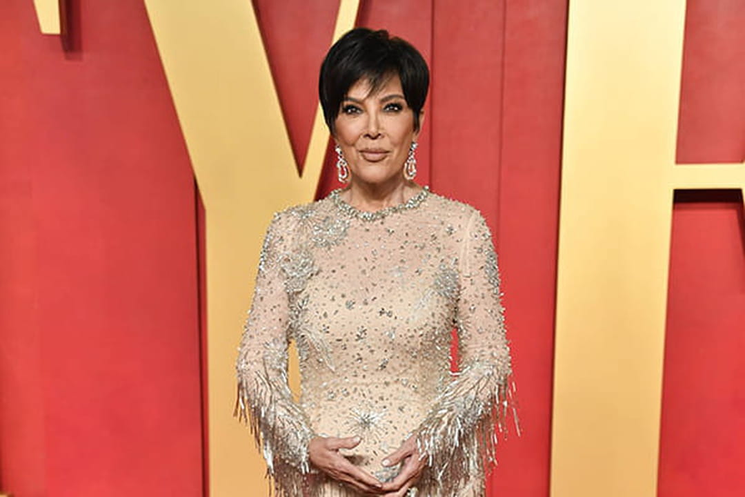 Kris Jenner en robe ivoire à franges Ludovic de Saint Sernin
