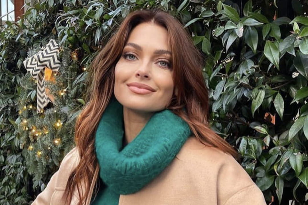 Caroline Receveur en pull vert à col roulé