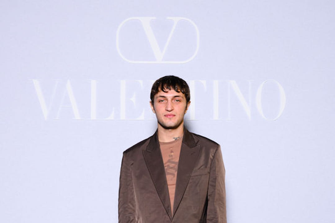 Anwar Hadid en ensemble de costume marron et T-shirt à imprimé au ...