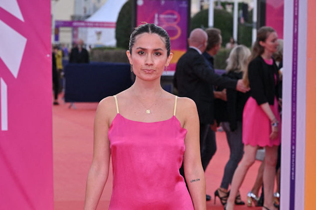 Ali Richey en mini robe rose