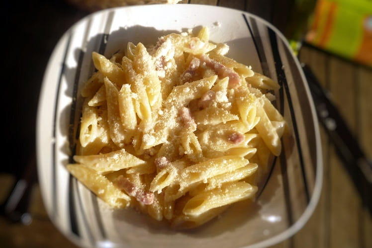 Recette de Pâte crême lardons oignons parmesan