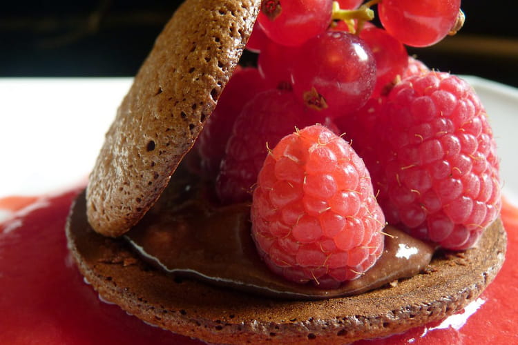 Macarons au chocolat et aux fruits rouges : la recette facile