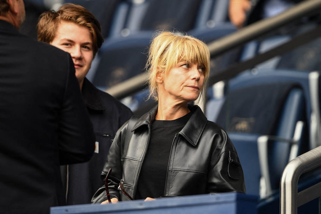 Marina Fois prouve que la veste en cuir fait son grand retour cet automne