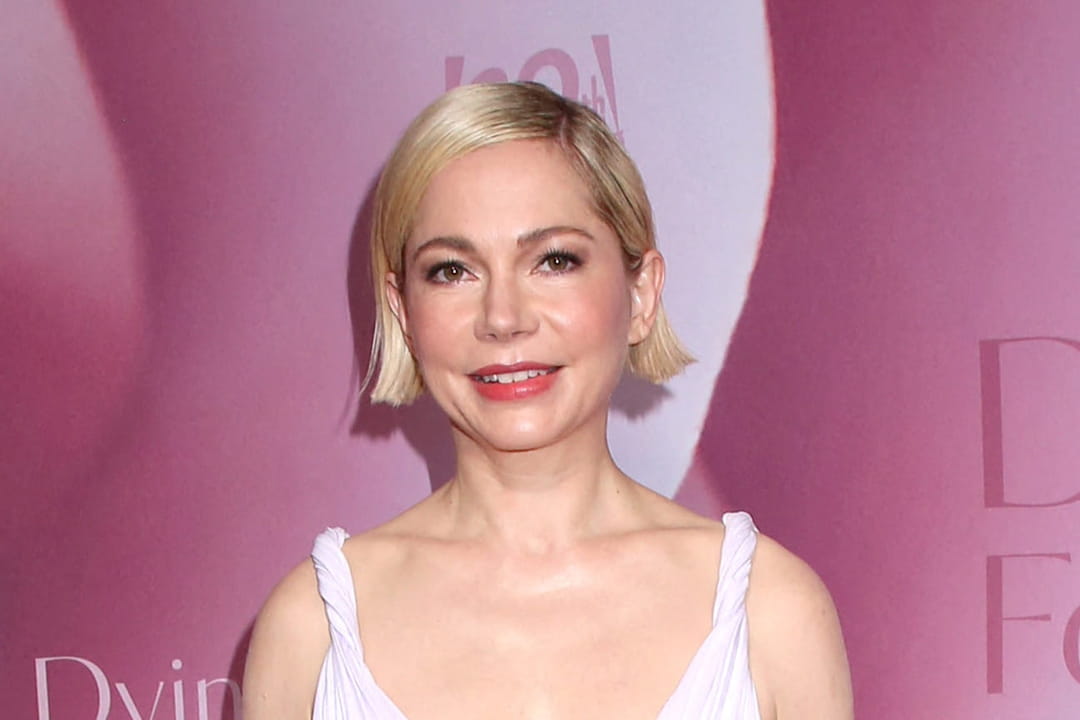 Michelle Williams s'illustre dans une robe romantique