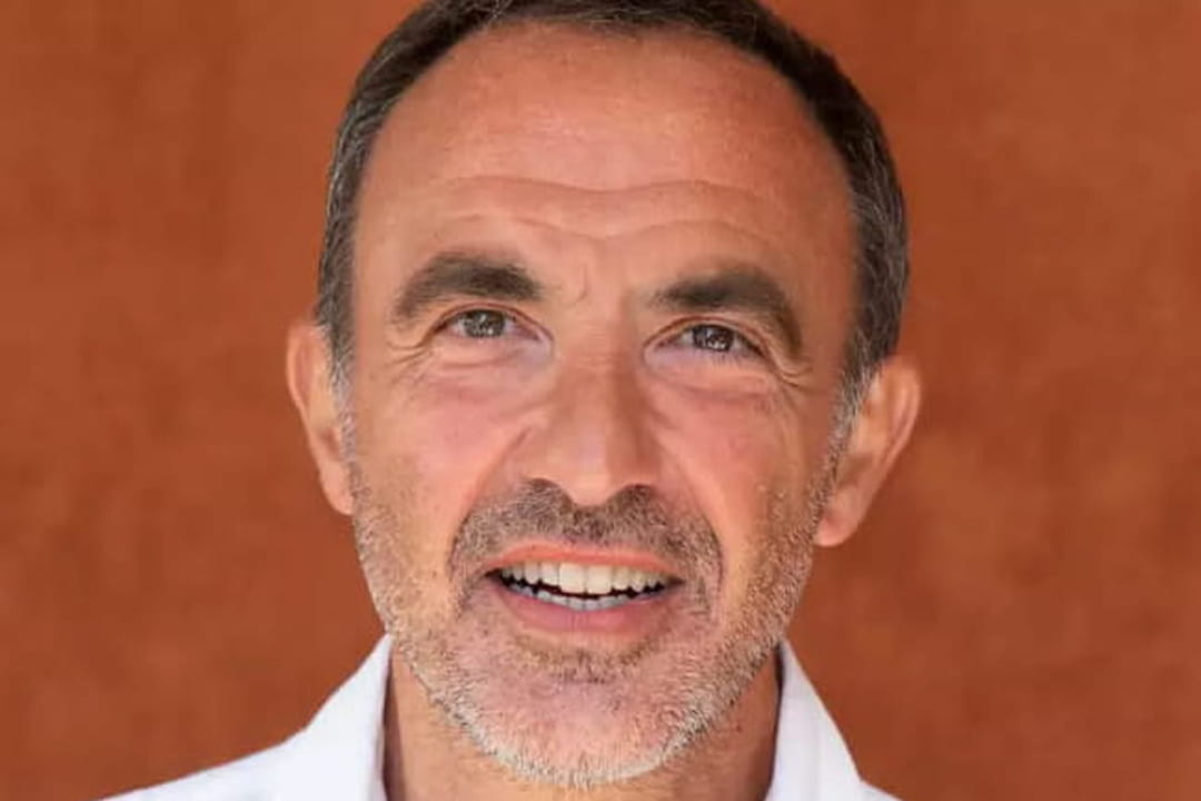 Nikos Aliagas s'essaye à un nouveau métier éloigné des plateaux télé...