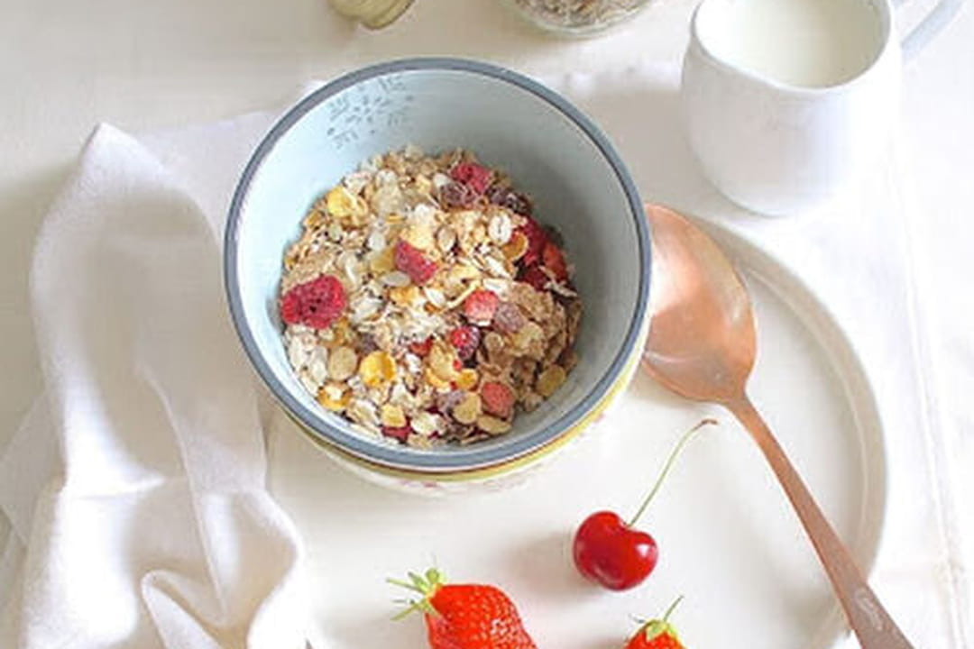 Muesli protéiné sans gluten, super aliments, fruits rouges et fruits secs