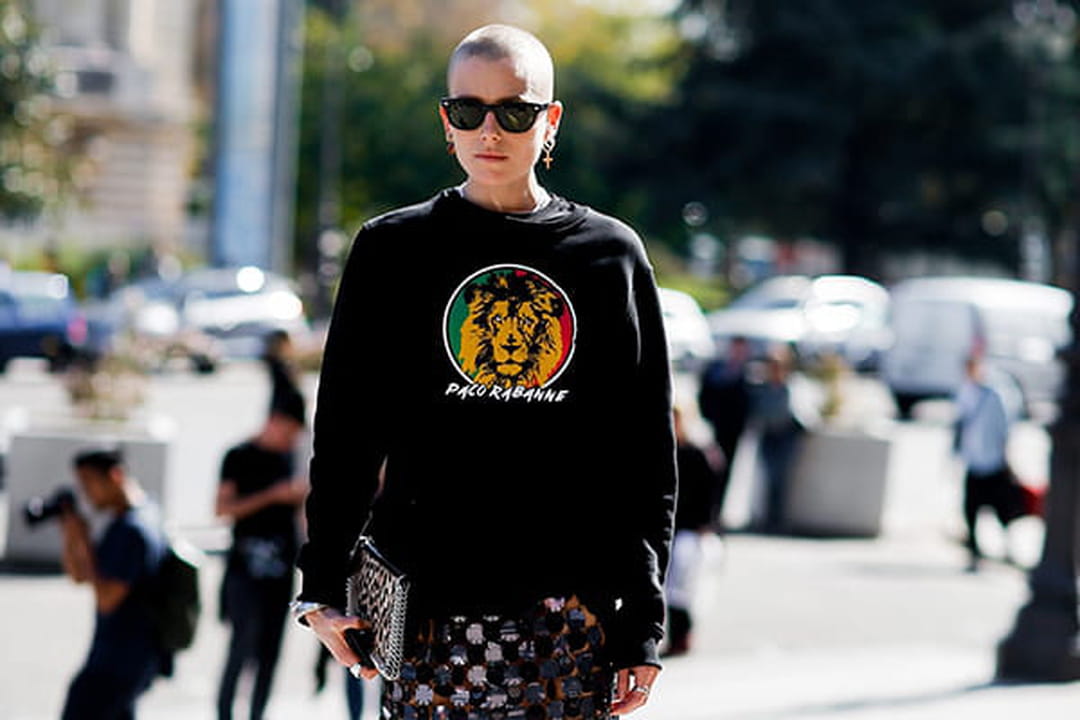 Dree Hemingway en jupe et sweatshirt noir imprimé Paco Rabanne