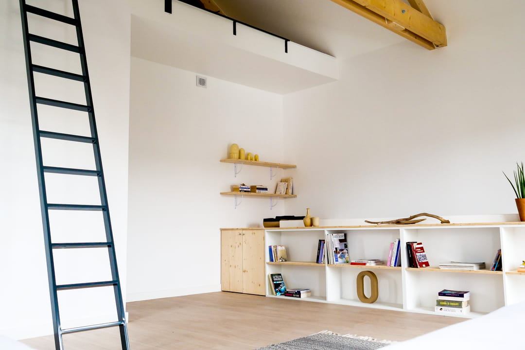 Une pièce multifonction aux poutres apparentes