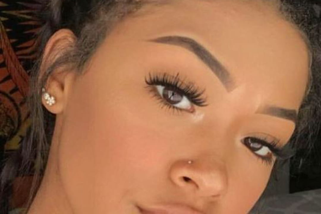 Le strass simple sur l'aile du nez