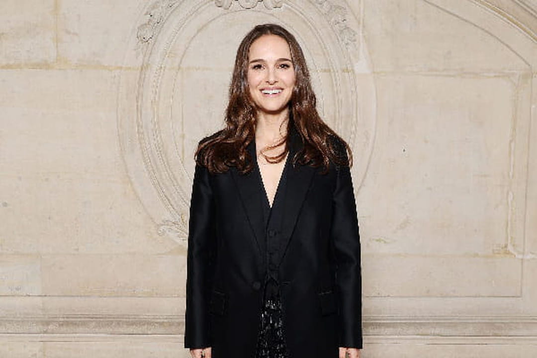 Natalie Portman en minijupe et blazer oversize au défilé Dior haute ...