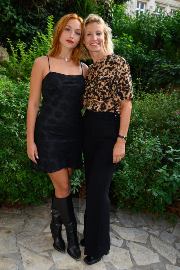 Alexandra Lamy en T-shirt imprimé et et Chloé Jouannet en robe noire