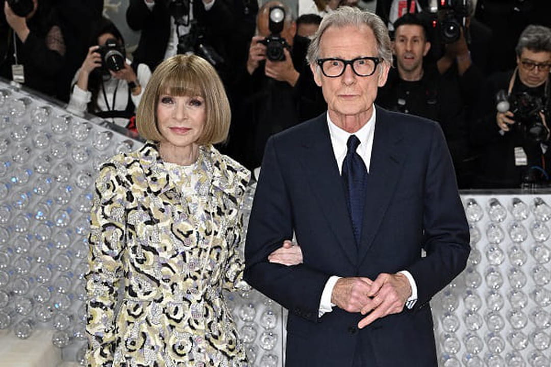 Anna Wintour en manteau à broderies Chanel et longue robe ivoire