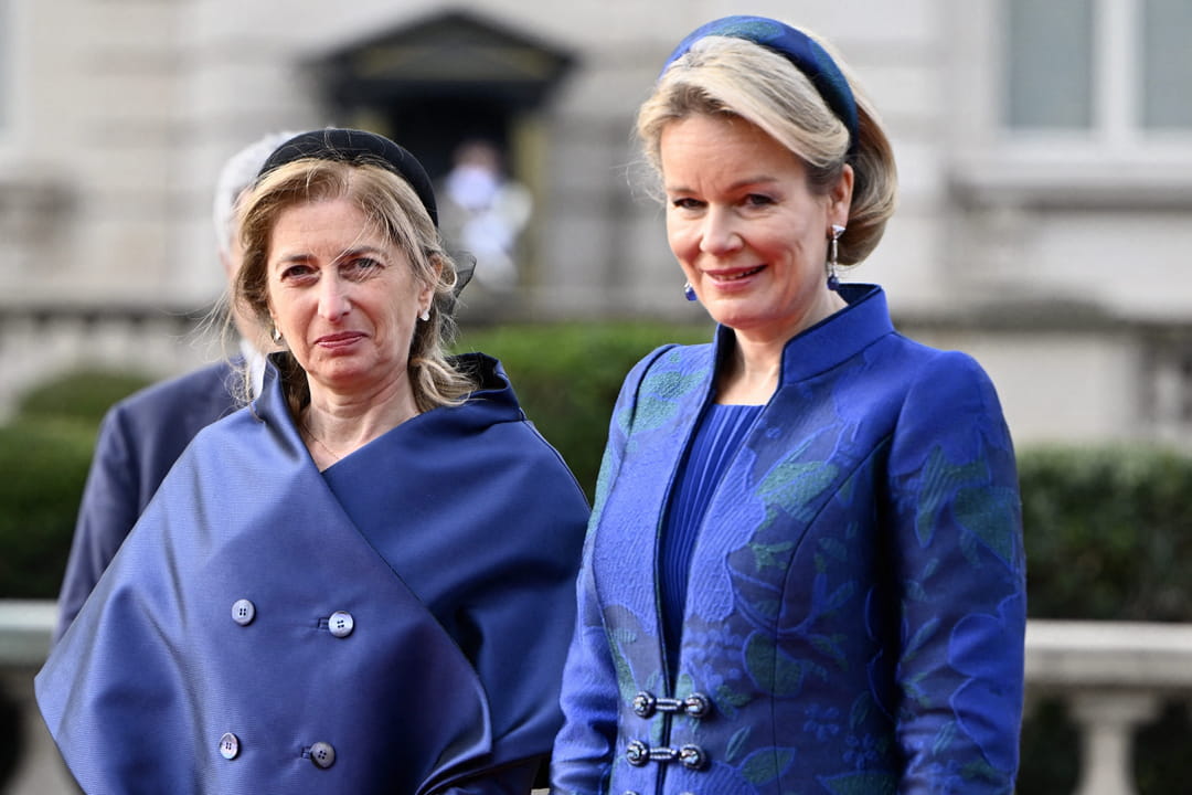 Mathilde de Belgique prouve que le serre-tête est ravissant même après ...