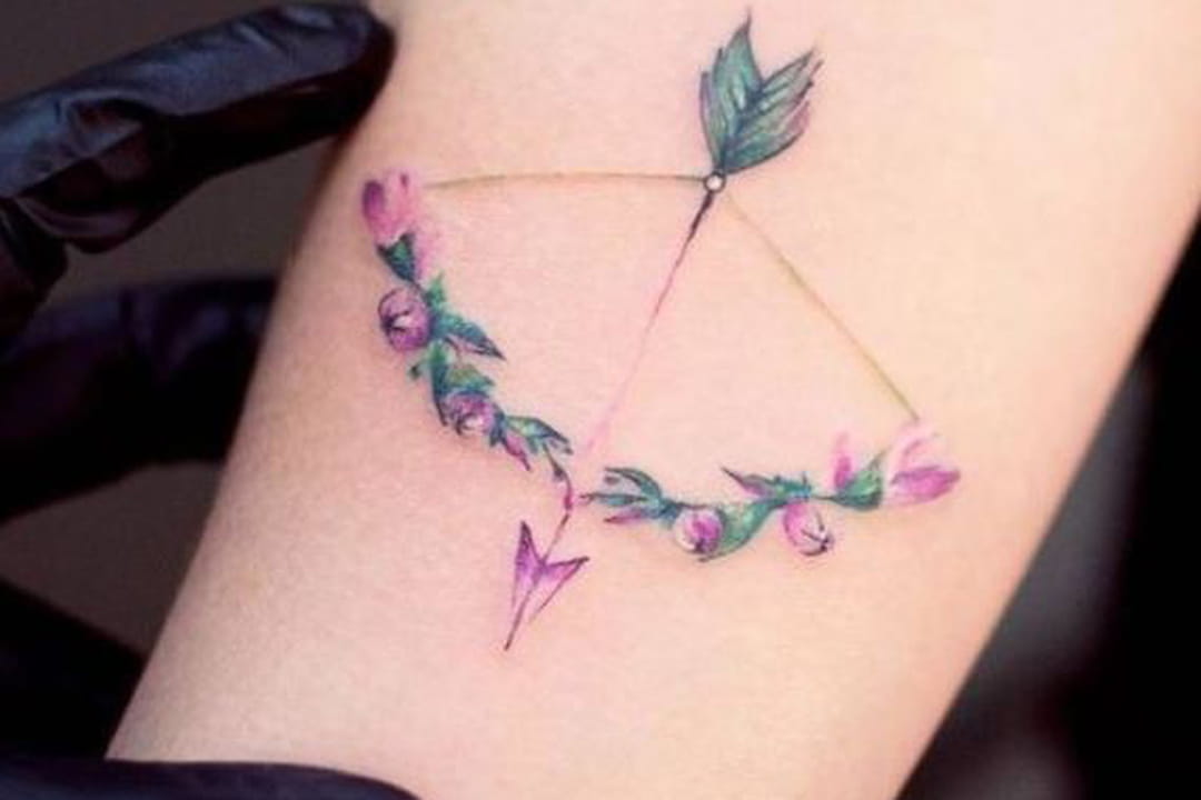 L'arc et sa flèche fleuris sur l'avant-bras