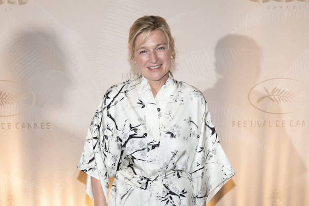 Anne-Elisabeth Lemoine en robe kimono noir et blanc