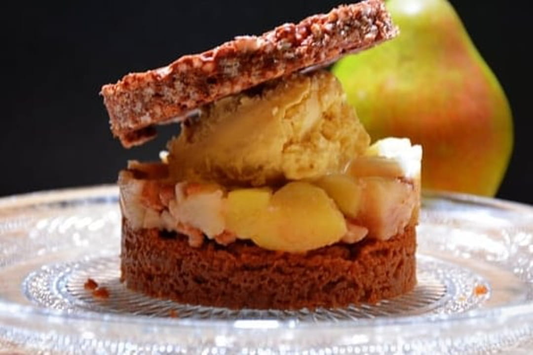 Dessert Croquant d'automne à la poire, spéculoos et chocolat