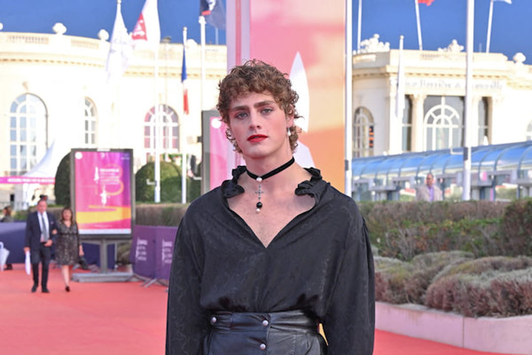 Fin Argus en blouse et jupe noires