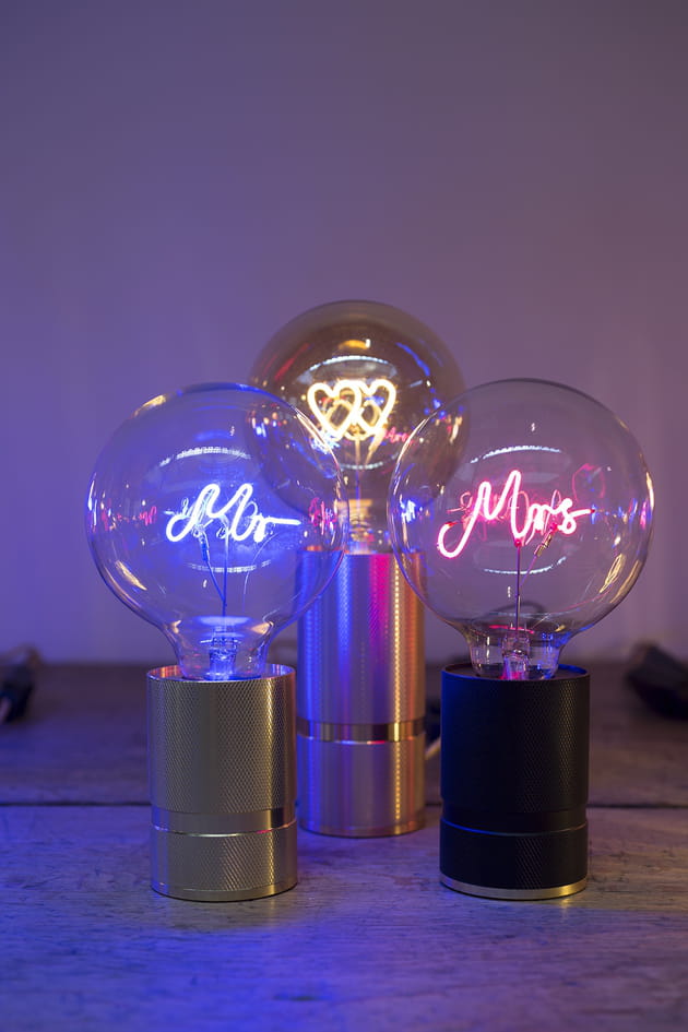 Une ampoule néon d'Elements Lighting