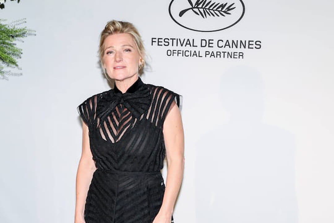 Anne-Elisabeth Lemoine en robe semi-transparente et nœud papillon