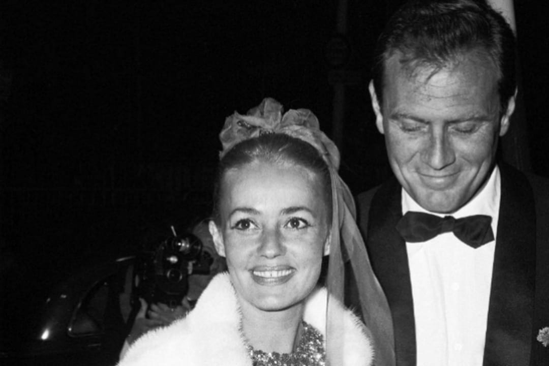 Jeanne Moreau en robe à paillettes et fourrure blanche