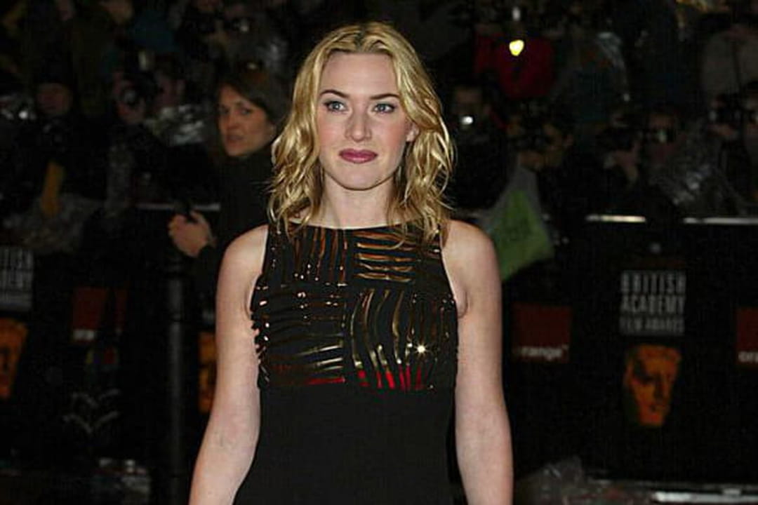 Kate Winslet en robe noire à détails dorés