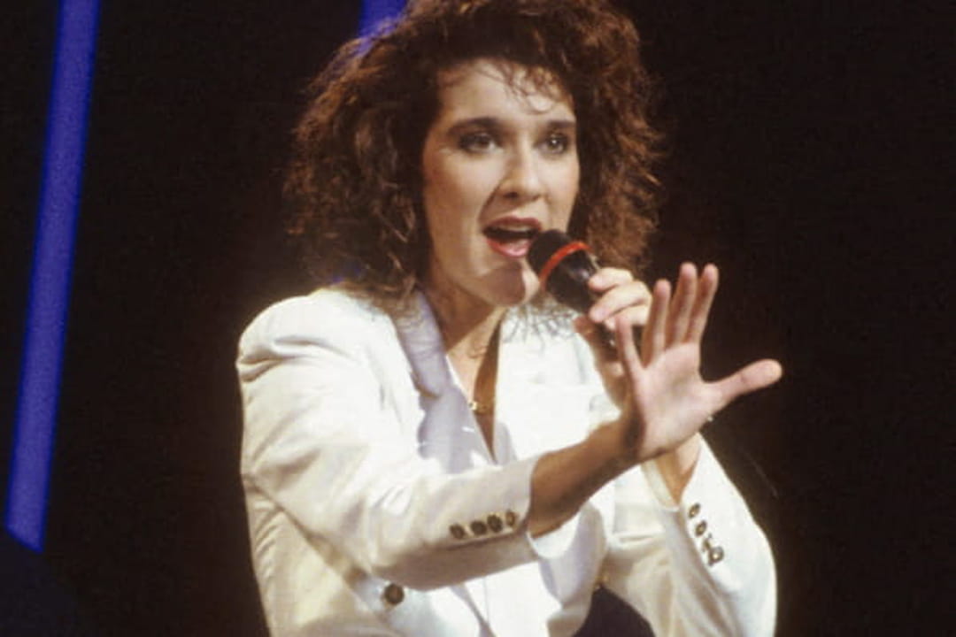 Céline Dion en blazer et jupe blanche en dentelle