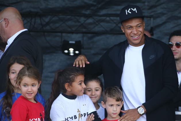 Kylian Mbappé, heureux avec les enfants de Bondy