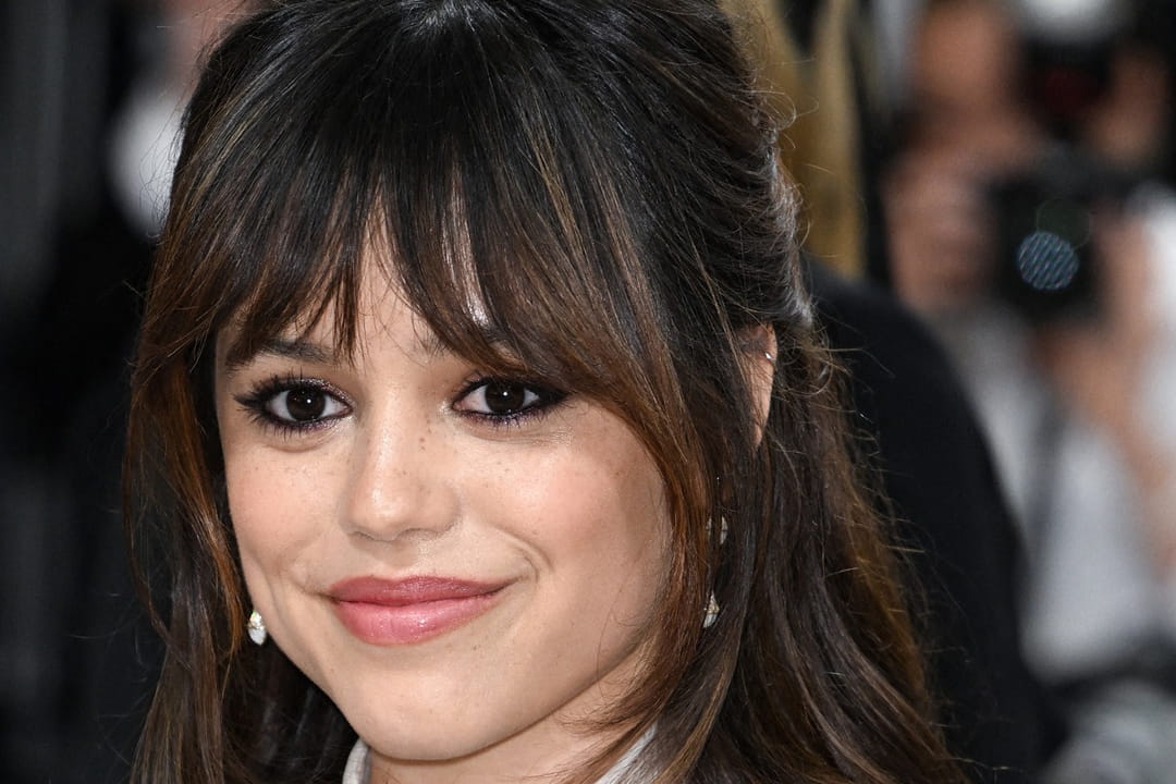 Frange de star : Jenna Ortega avec frange