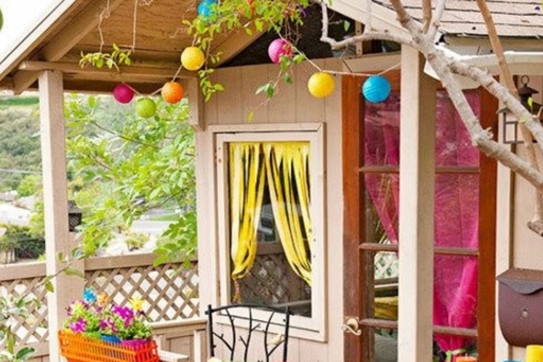 Cabane de jardin colorée